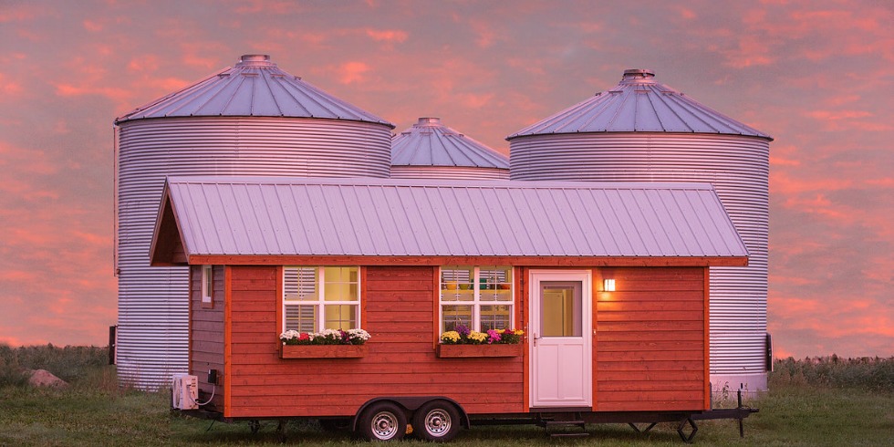 Take a Peek Inside This Impressive Mini-Farmhouse on Wheels
