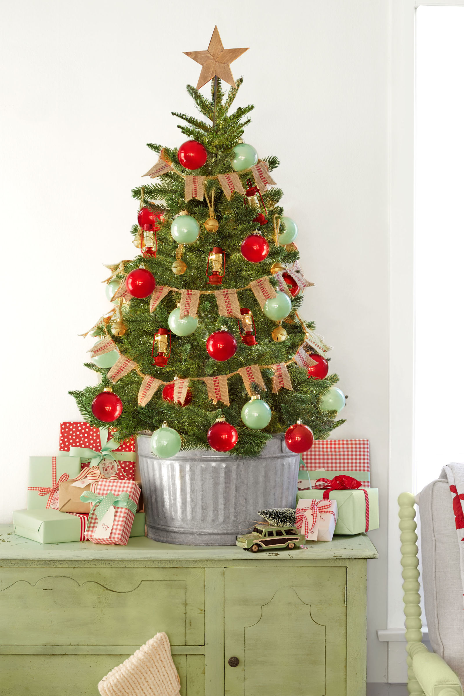 15 Rustic Christmas Tree Ideas and Inspiration – Pickled Barrel
