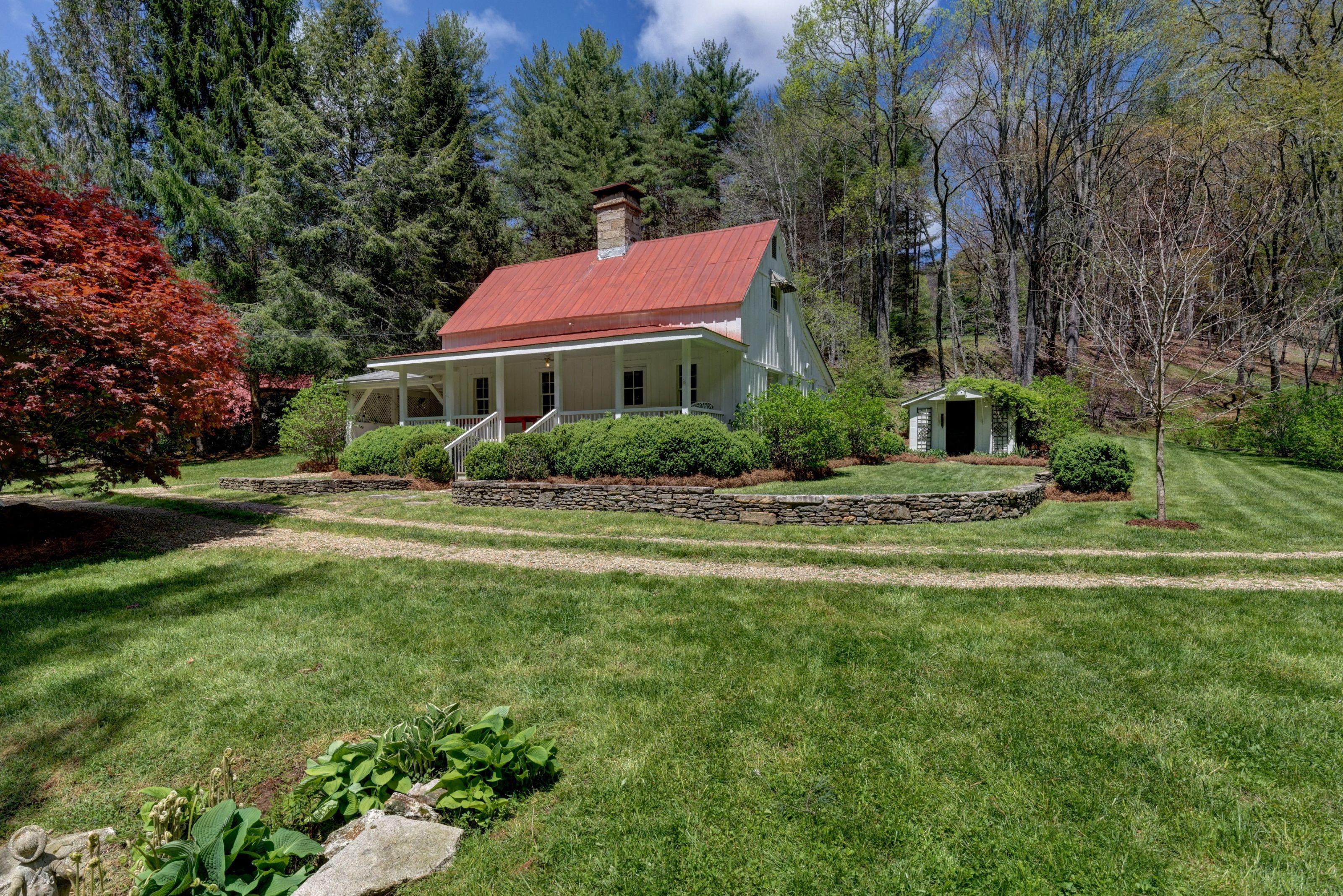 Nc Small Farmhouse A Custom Cherokee Modern Farmhouse [ 2 Bed + 1 Bath